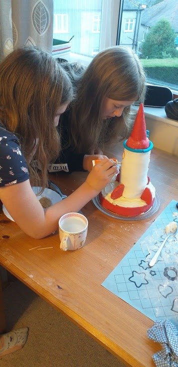 Let's bake a ROCKET CAKE! Step-by-step instructions for the young bakers/ rocket engineers