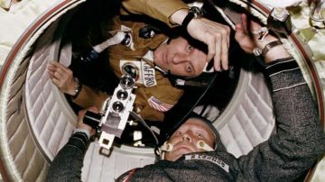 Apollo-Soyuz: the historic handshake that brough the end of the Cold ...